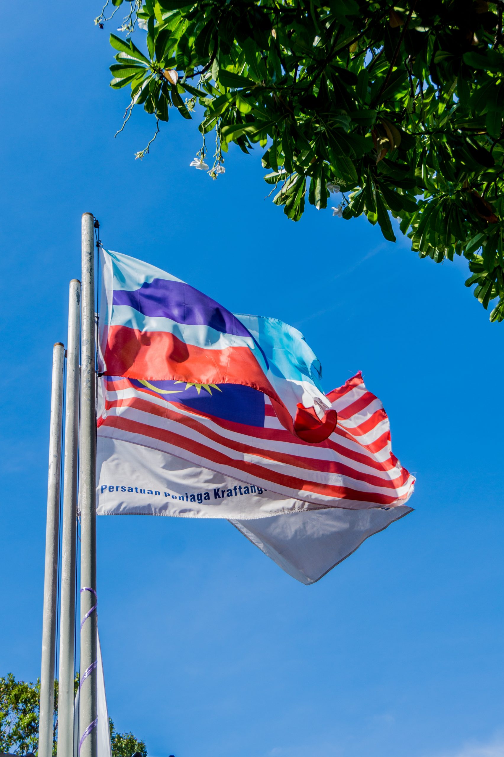 M'sian women weave the Jalur Gemilang & Sabah flag using 100,000 beads ...