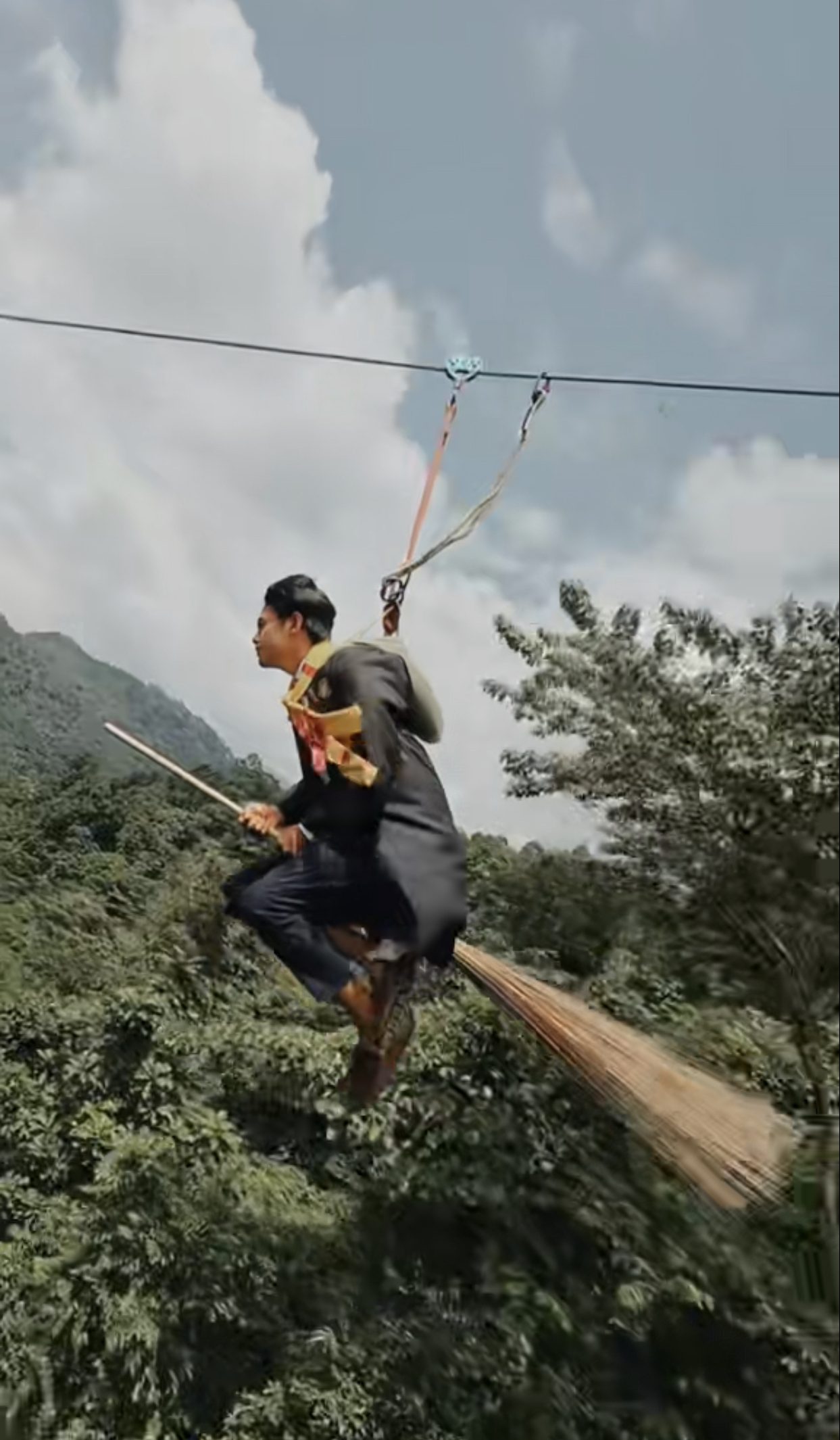 "Real-life Harry Potter?" M'sian man zips down flying fox dressed up as ...