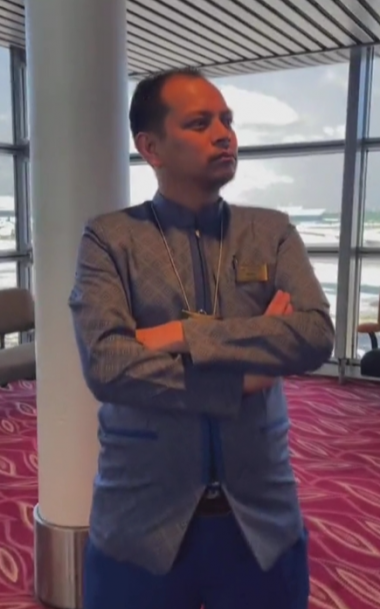 End of an era: MAS Airline employee wears their iconic uniform for the ...