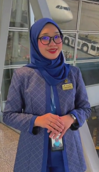 End of an era: MAS Airline employee wears their iconic uniform for the ...