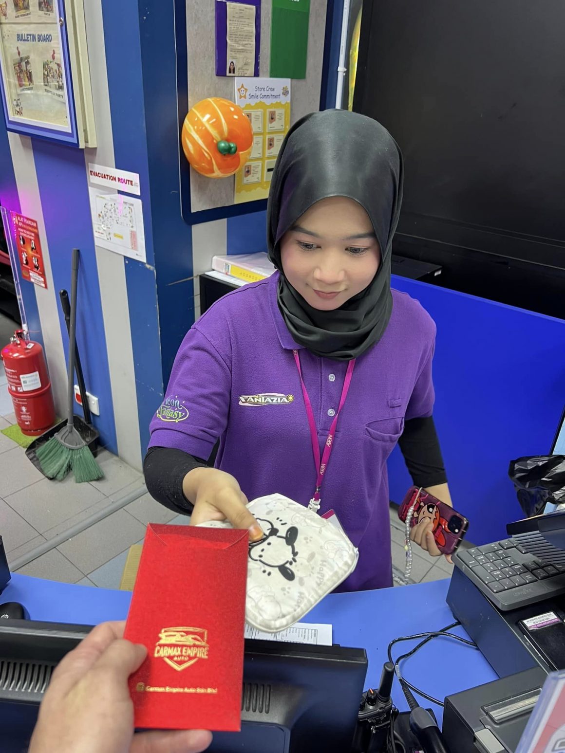 Game center staff receives angpao from grateful M'sian after returning ...